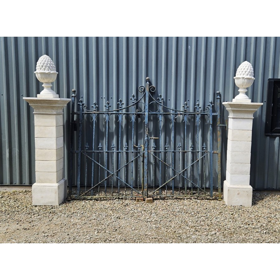 Classic Gate Piers - Moy Antiques
